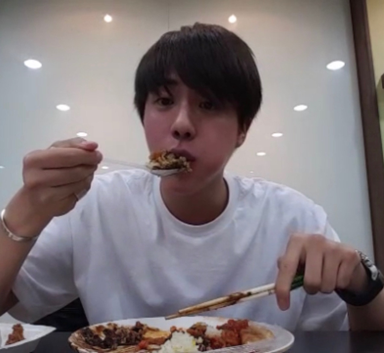 Bts Community Post ãžã³ããð ã飯ã®ãäŸã«ã€ãŒããžã³ð ããæé«ãð ð§·weverse To Jin Dear