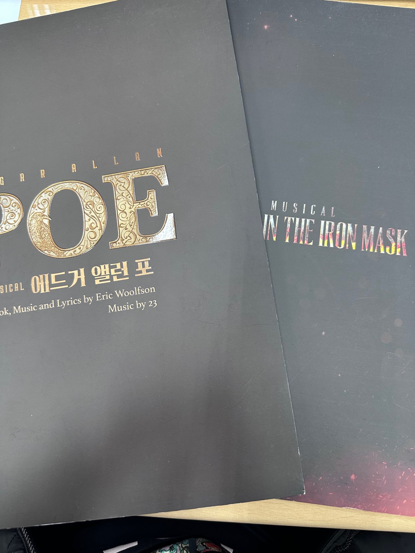 Btob Community Posts 아침에 뮤지컬덕후 직장동생에게 선물받았어요 계속 우울한 일 연속이였는데 이런 깜짝