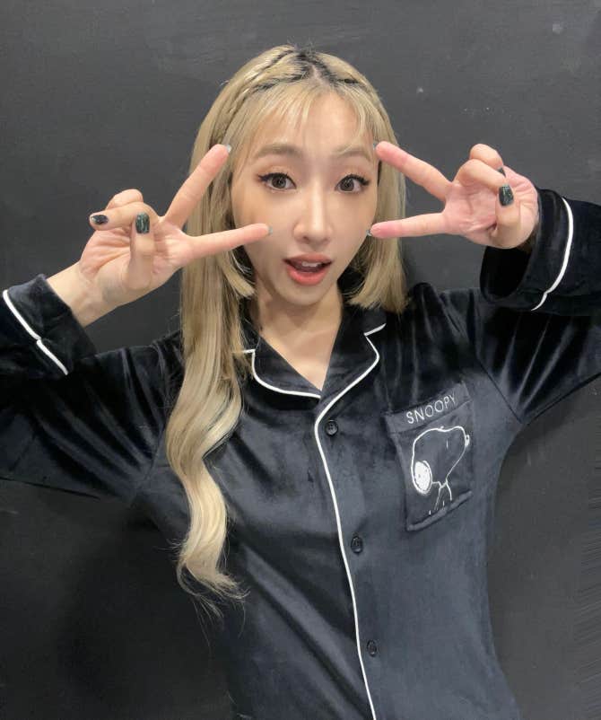 Minzy Community Post 유튜브 촬영 있던날 파자마 입구 찍었엉😀 비하인드 사진 뾰롱 계속 시리즈로 이어져서