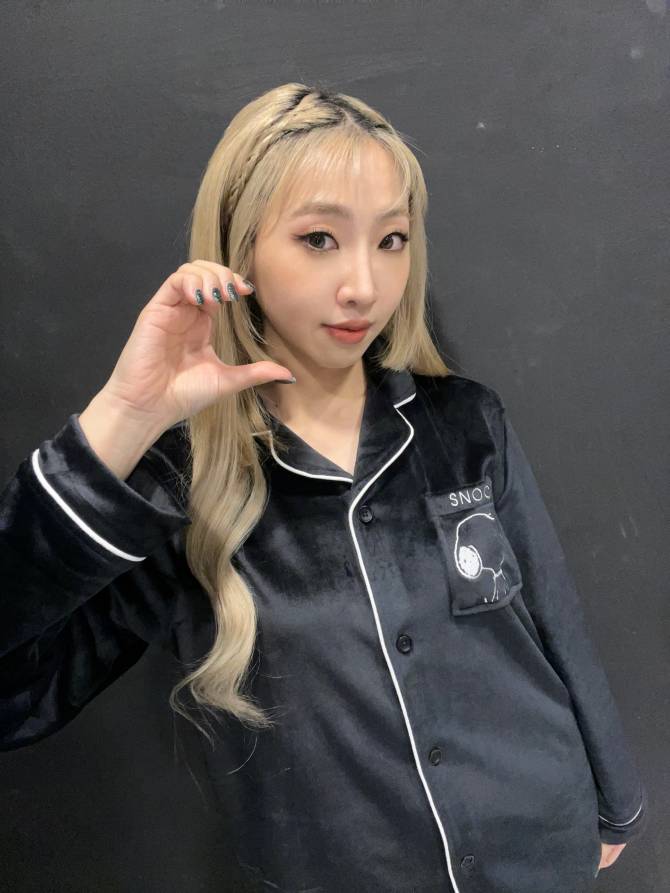 Minzy Community Post 유튜브 촬영 있던날 파자마 입구 찍었엉😀 비하인드 사진 뾰롱 계속 시리즈로 이어져서