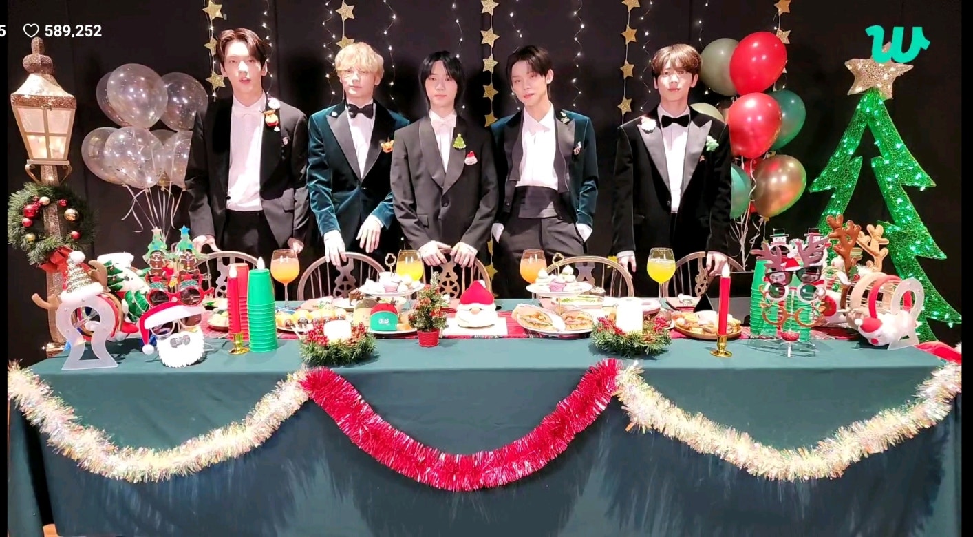 TOMORROW X TOGETHER Community Post - Merry Christmas TXT 🎅🏻🎄🎉🎊🎁 ️