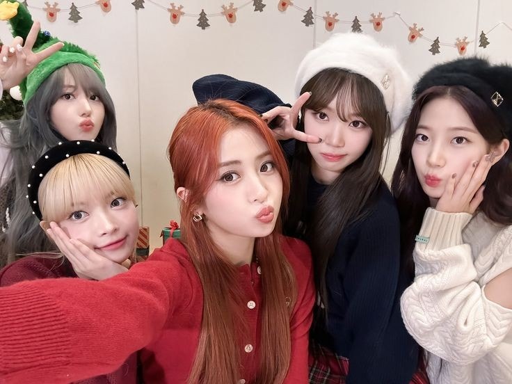 LE SSERAFIM Community Post - feliz navidad