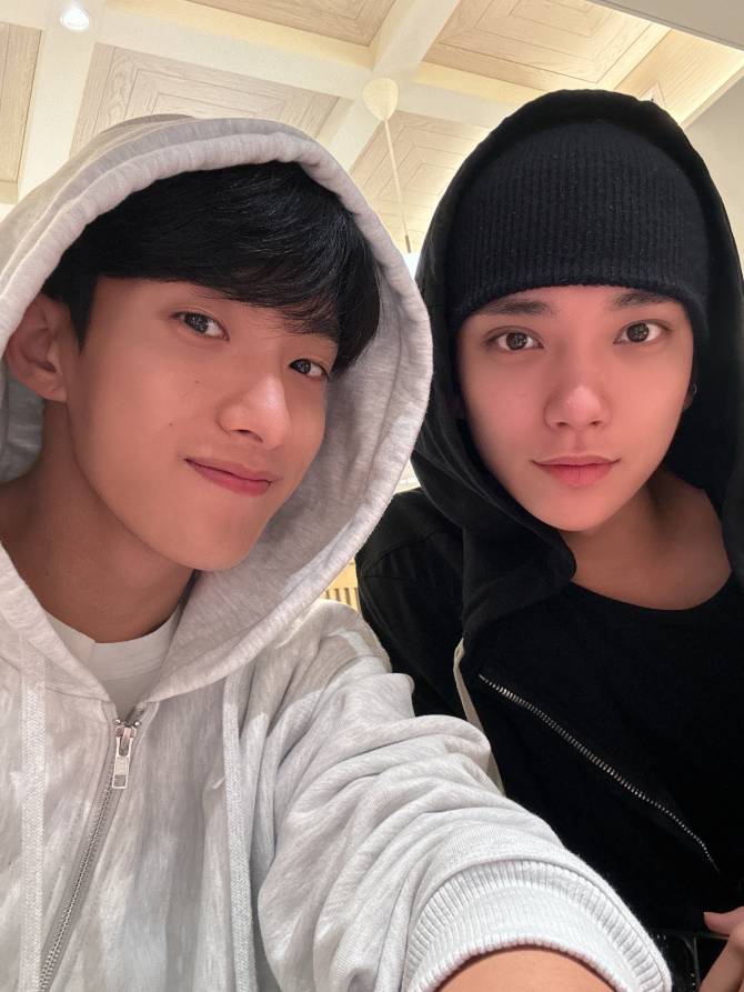 Seventeen Community Post 울 슈아형 생일 축하해🤍 오늘 하루 아주 행복한 하루 보내자 형🖤 겸슈 사진좀