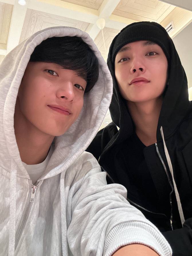Seventeen Community Post 울 슈아형 생일 축하해🤍 오늘 하루 아주 행복한 하루 보내자 형🖤 겸슈 사진좀