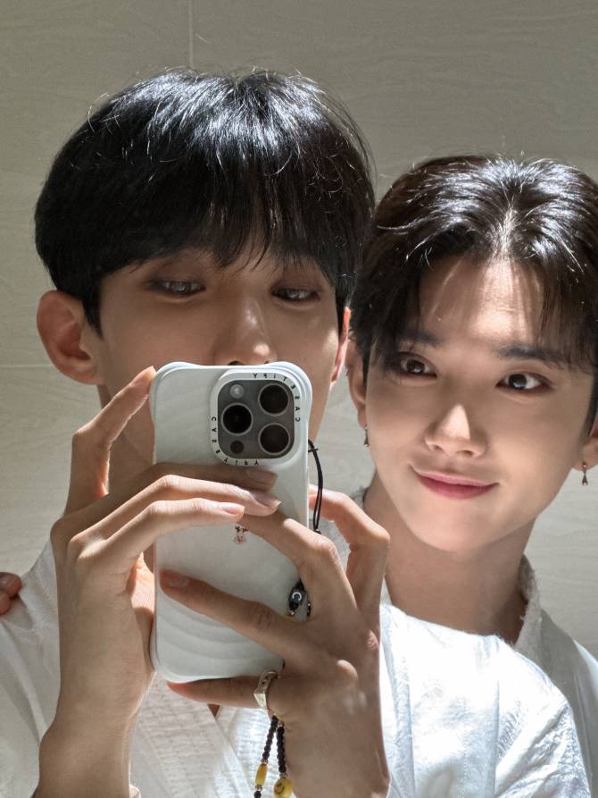 Seventeen Community Post 울 슈아형 생일 축하해🤍 오늘 하루 아주 행복한 하루 보내자 형🖤 겸슈 사진좀