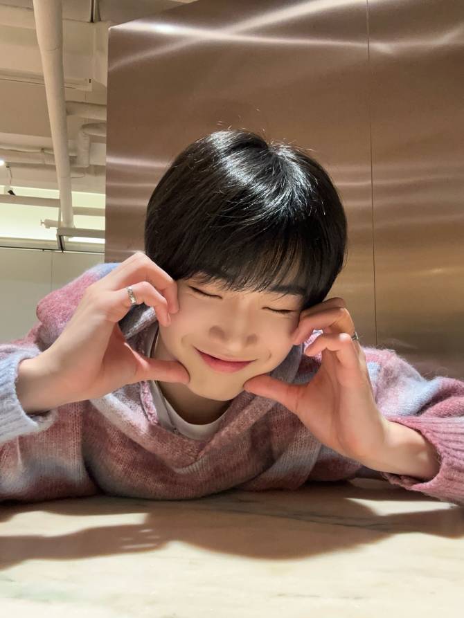 Lun8 Community Post 2023년 고생했어요🤗🤗 벌써 올해가 끝났다니 시간이 참 빠르네요 팬분들과 함께 해서 더