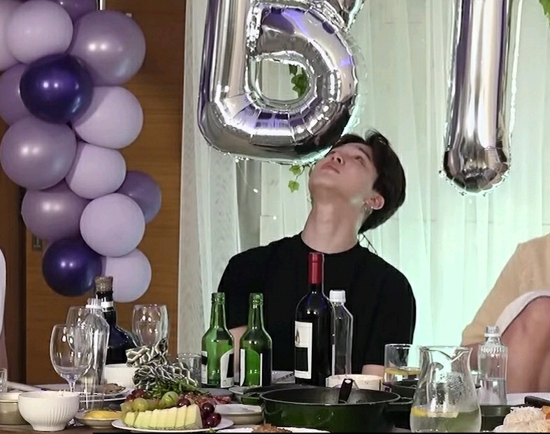 BTS Community Post - 上を向いて 歩こう 涙が こぼれないように 思いだす 春の日 一人ぼっちの夜 幸せは 雲の上に 幸せ ...