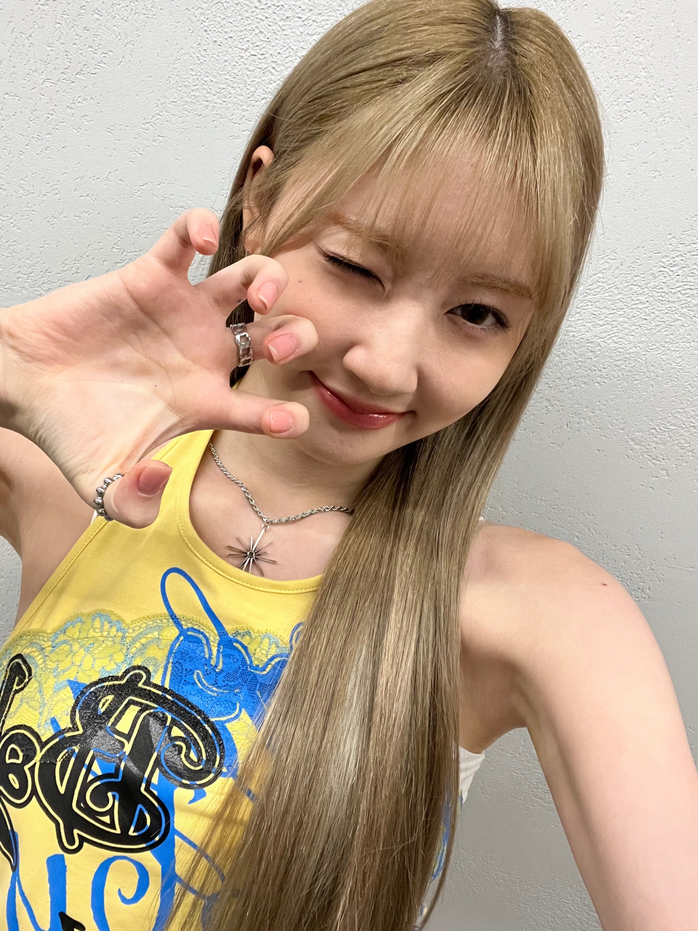 BABYMONSTER Community Post - 내 사진들 받아랏!!😘 - RAMI