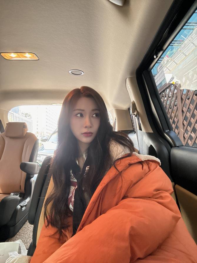 Apink Community Post 어제 찍은 사진이 이것뿐이라😅 나 프로 추위러라 어제오늘 패딩입고 나왔지뭐야