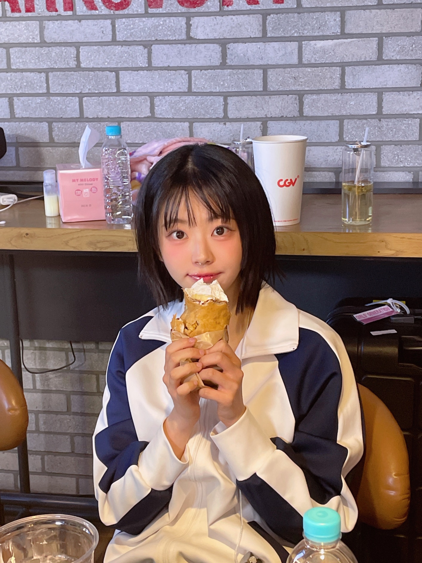 Qwer Community Post 쇼케이스날 쪽잠을 자다 깨서 크레페를 먹고있는 쵸 코에 크림이 묻은 것을 몰라따 젠타