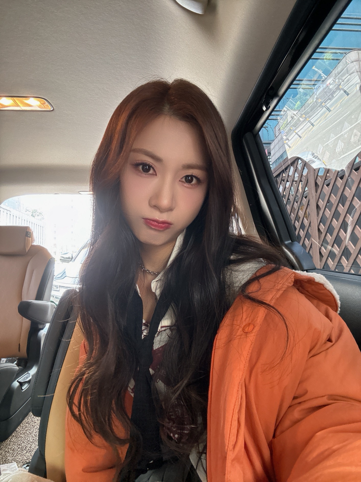 Apink 커뮤니티 포스트 어제 찍은 사진이 이것뿐이라😅 나 프로 추위러라 어제오늘 패딩입고 나왔지뭐야 오하영