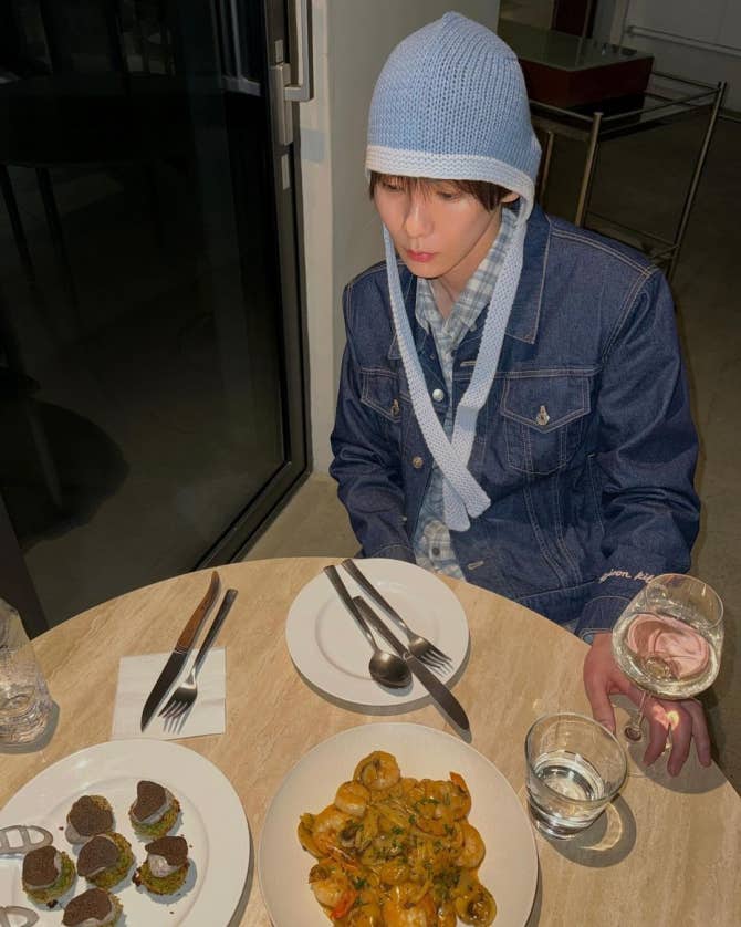 SHINee Community Post - 꺄아ㅏ앙 너무 귀엽자너ㅓ어~~🖤💗 오늘은 청청이네~?👖💙 모쟈도 너무 귀여워☺️☺️ 딱 팝업 때 같애..그때 두루마리라🧻 그래서 ...