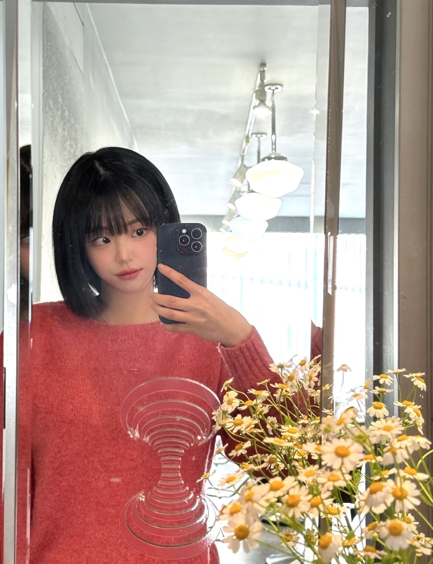 Qwer 커뮤니티 포스트 오늘 낮에 렌즈를 안껴서 흐엥 흐엥 하면서 다녔다 날씨가 너무 따듯한 하루였어🌱 아침 일찍