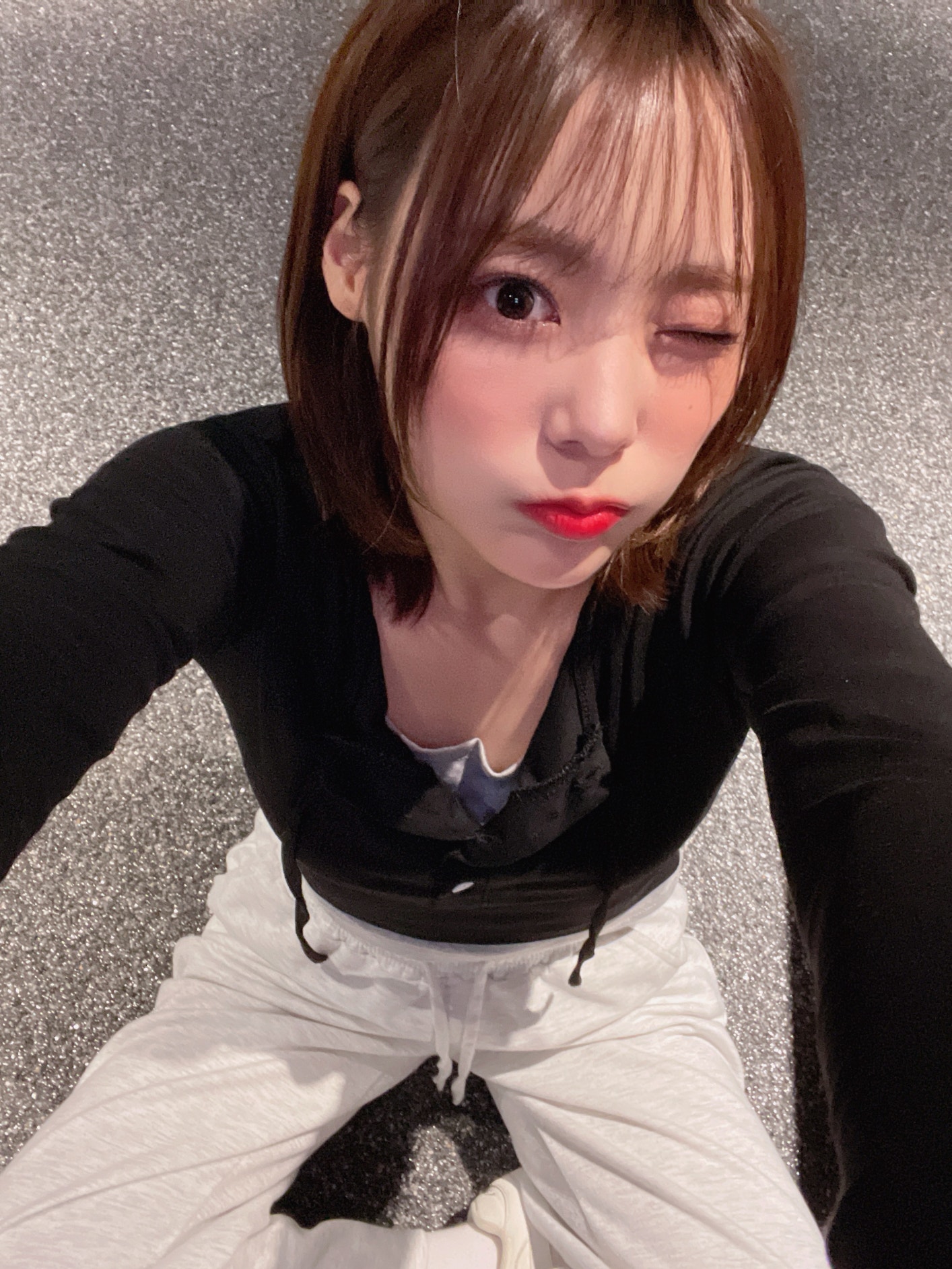 Qwer Community Posts 일요일에 여러분이 하는 것은 무엇인가요 이것은 안무 연습실 셀카~~🖤🖤🖤 Siyeon