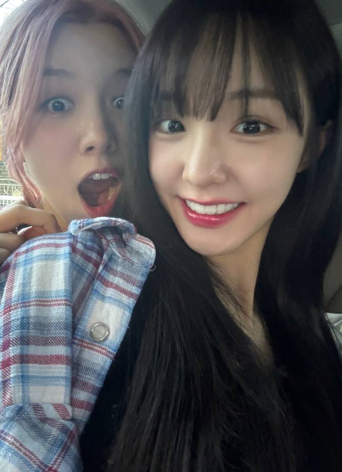 Wooah Community Posts 우리 다은이~~ 생일 축하해애🌸 어쩜 컴백이랑 같이 생일을 맞이하니 넌 정말