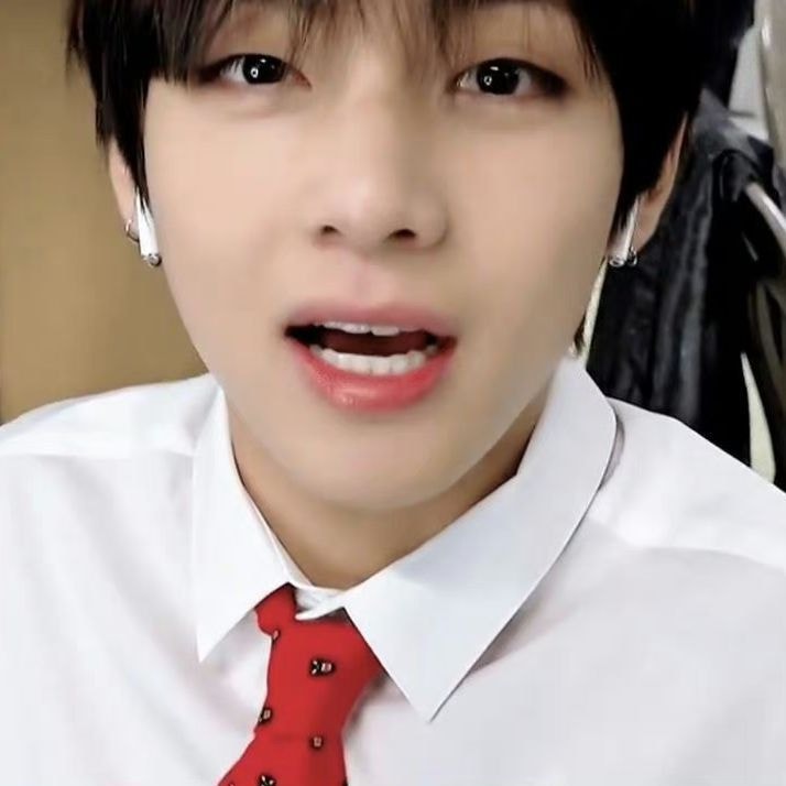 BTS Community Post - 觉得V先生是非常非常温柔之人啊 亲一下吧🥴