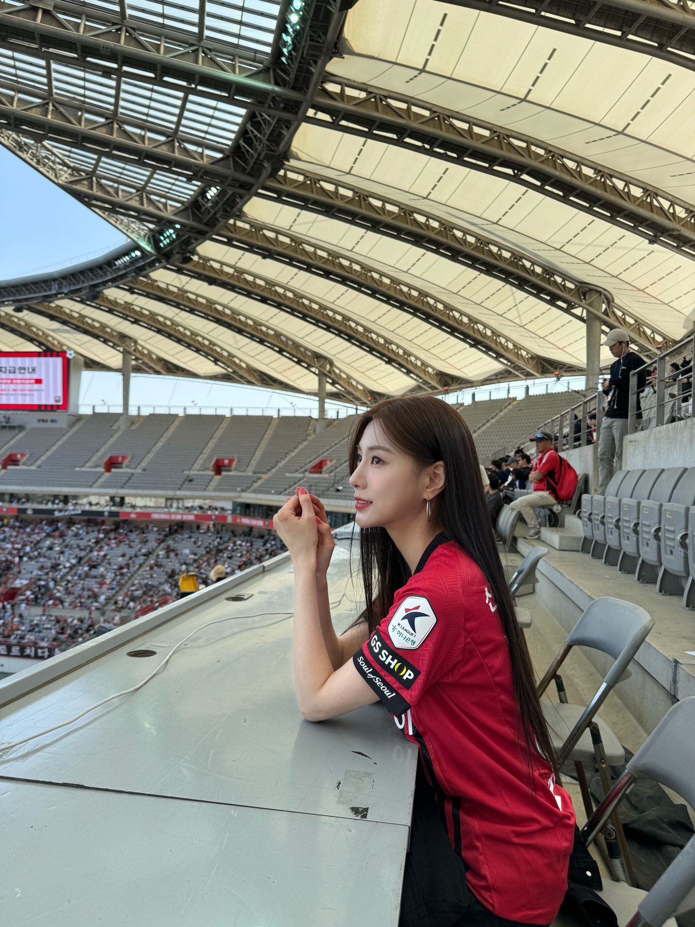 Apink Community Post 상암단골빵🍞 오늘 즐거운 추억 만들고 왔지롱 인터뷰도 하고 프리뷰도 하고 경기도 보고⚽