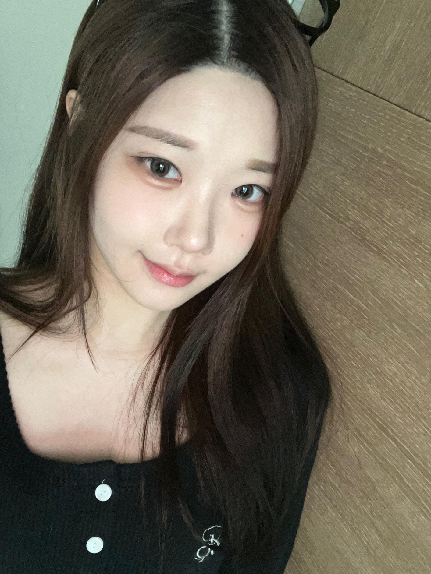 Classy Community Posts 선글라스인 척하는 뿔테 어때😎 Chaewon