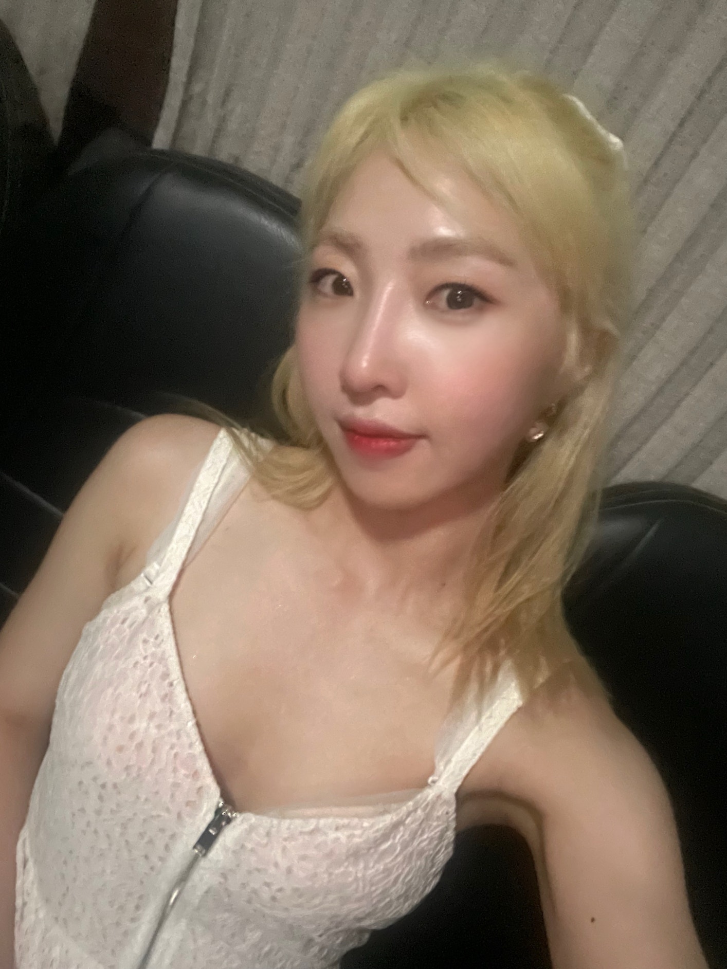 Minzy 커뮤니티 포스트 아 요즘 위버스 출근을 자주 안했더니 얼굴이 간질간질해서 얼굴도장찍으러 와써염 뿌우~😘 아무래도