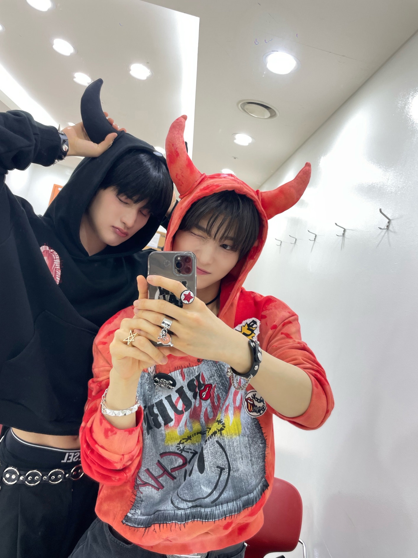 NOWZ (나우즈) Community Post - 오늘 03즈의 정체는.. 악마였다 :) (방송에서 잘 안 보이는 것 같길래 ...