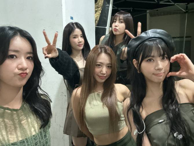Apink Community Post 판다들 ~~ 다들 잘 지내고 있죠 에이핑크 데뷔가 벌써 13주년이 되었네요 13