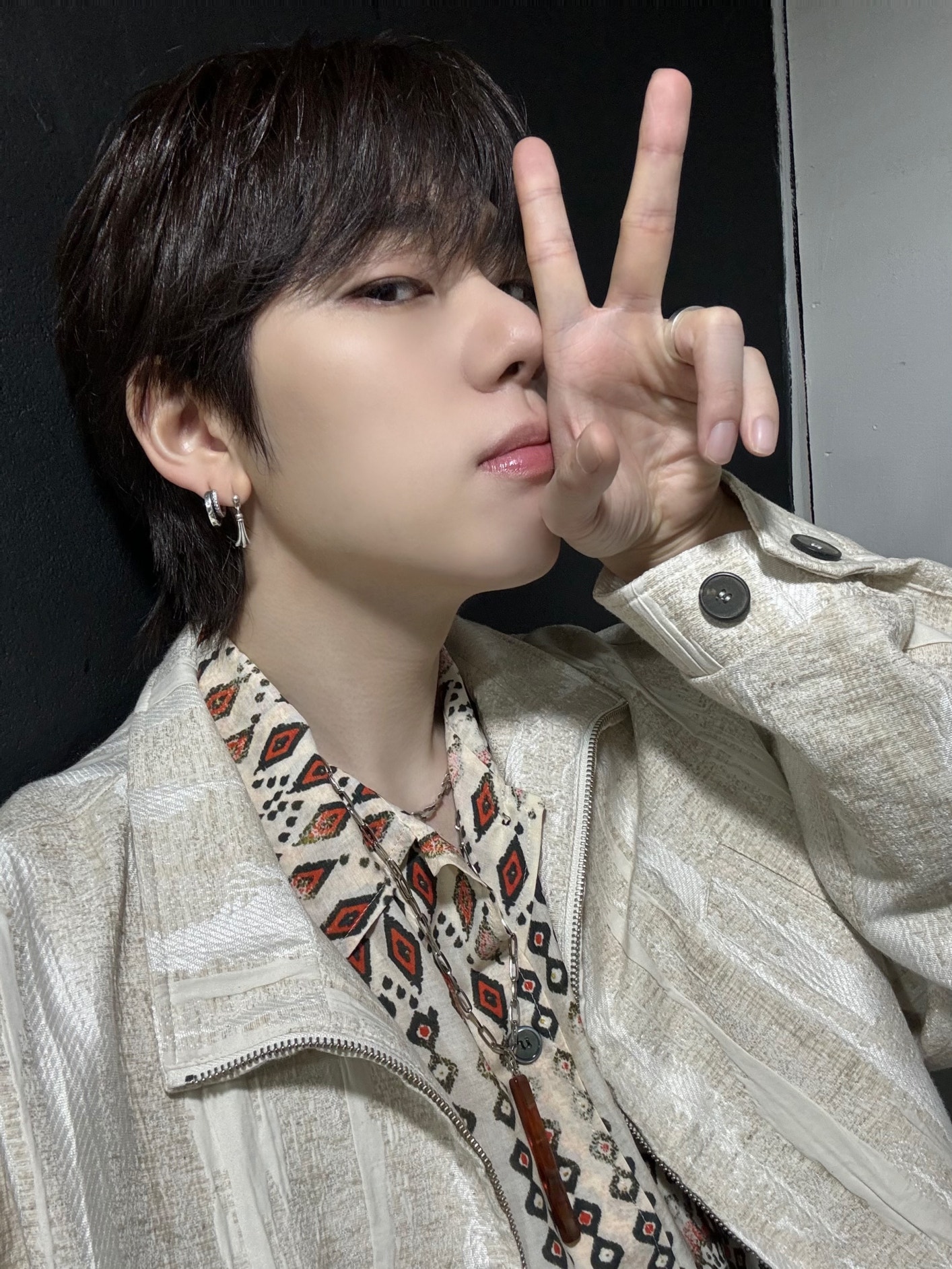 ZICO Community Post - 코고싶은 사람 손.... - ZICO