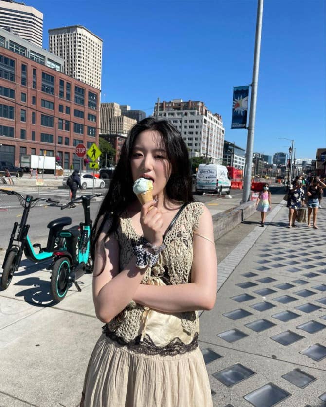 Gi Dle Community Posts Day 5 도저히 하나만 고를 수 없어서 2개 올려요😅 1번째 사진은 혀