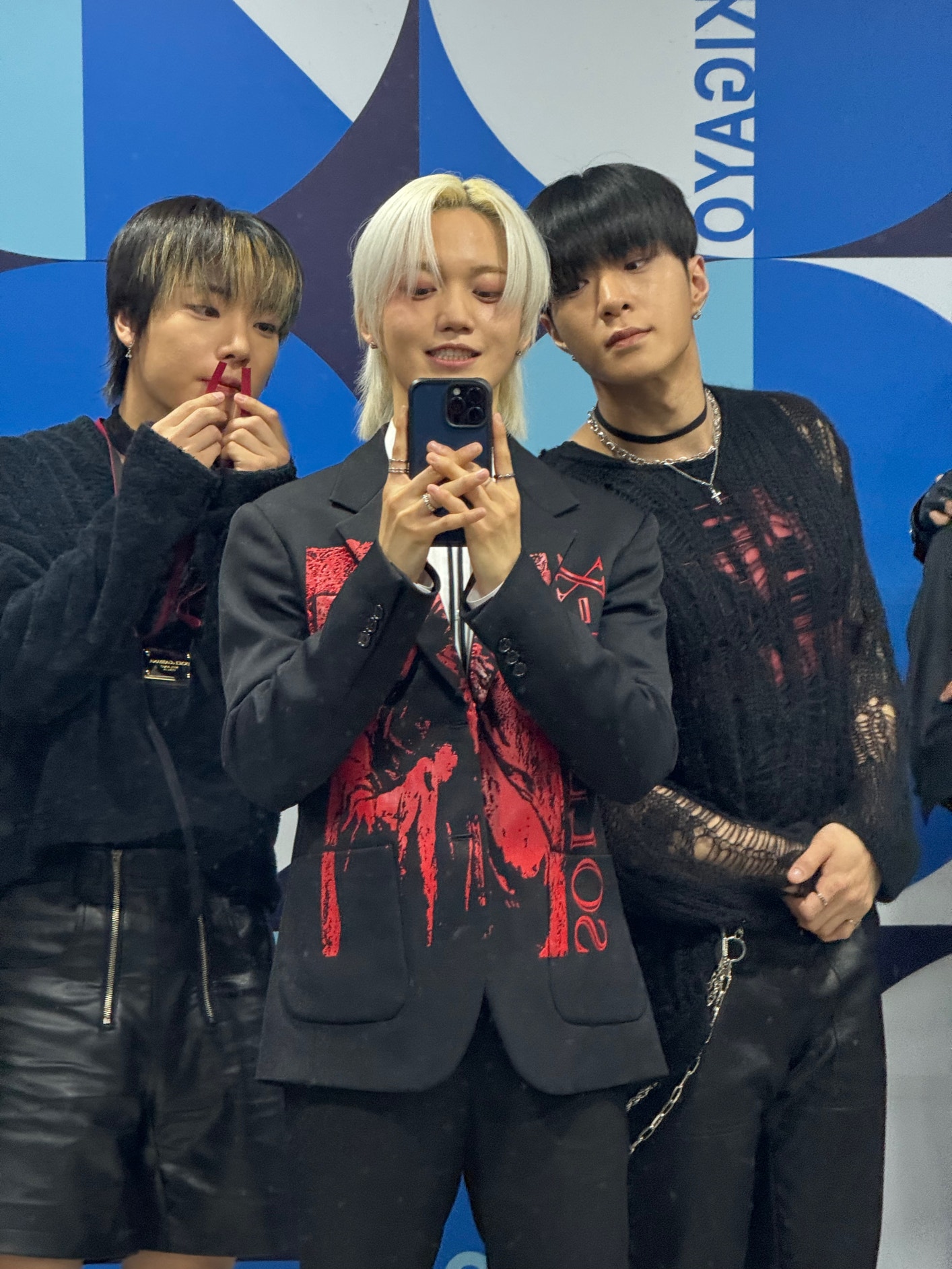 Onf Community Post 인기가요 리허설 대기중 😈 장꾸이션 하트만들어 달라고 부탁했어여 ㅎㅎ 퓨즈🖤🤍 효진이