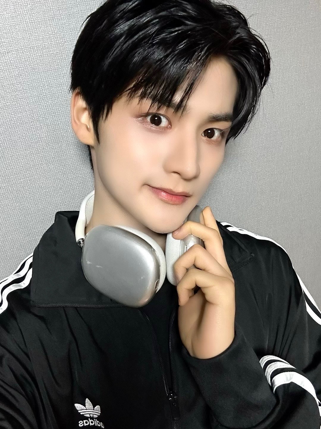Nowadays Community Post 안녕 여러분 오늘 오랜만에 깐 머리를 해봤는데 어땠나요 ㅎㅎ 오늘은 멋짐 뿜뿜