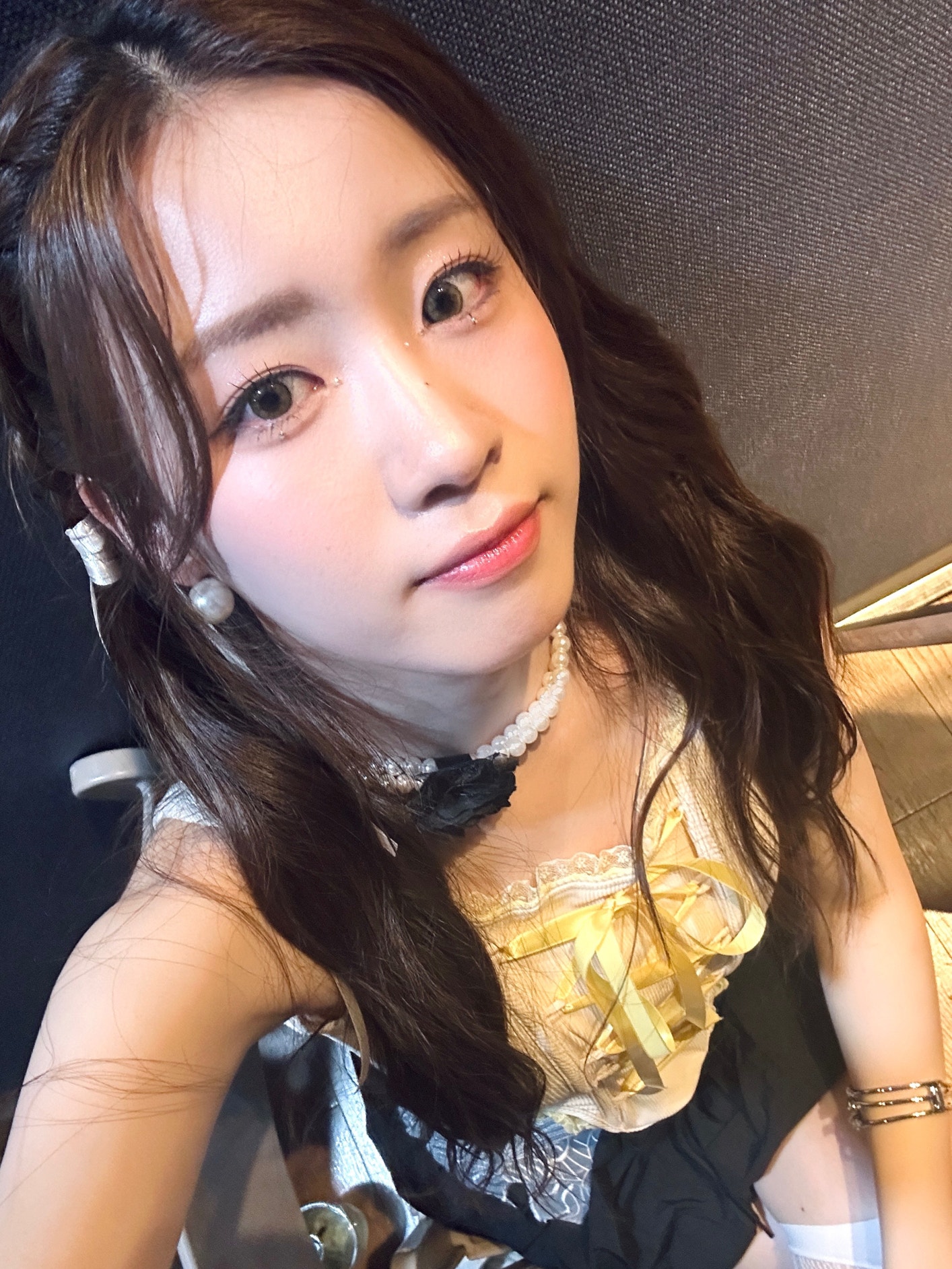 Wooah 커뮤니티 포스트 오늘 엠카운트다운은 꿀벌 우아~🐝💛 그리고 함께한 강아지 발자국반지🐾 우연