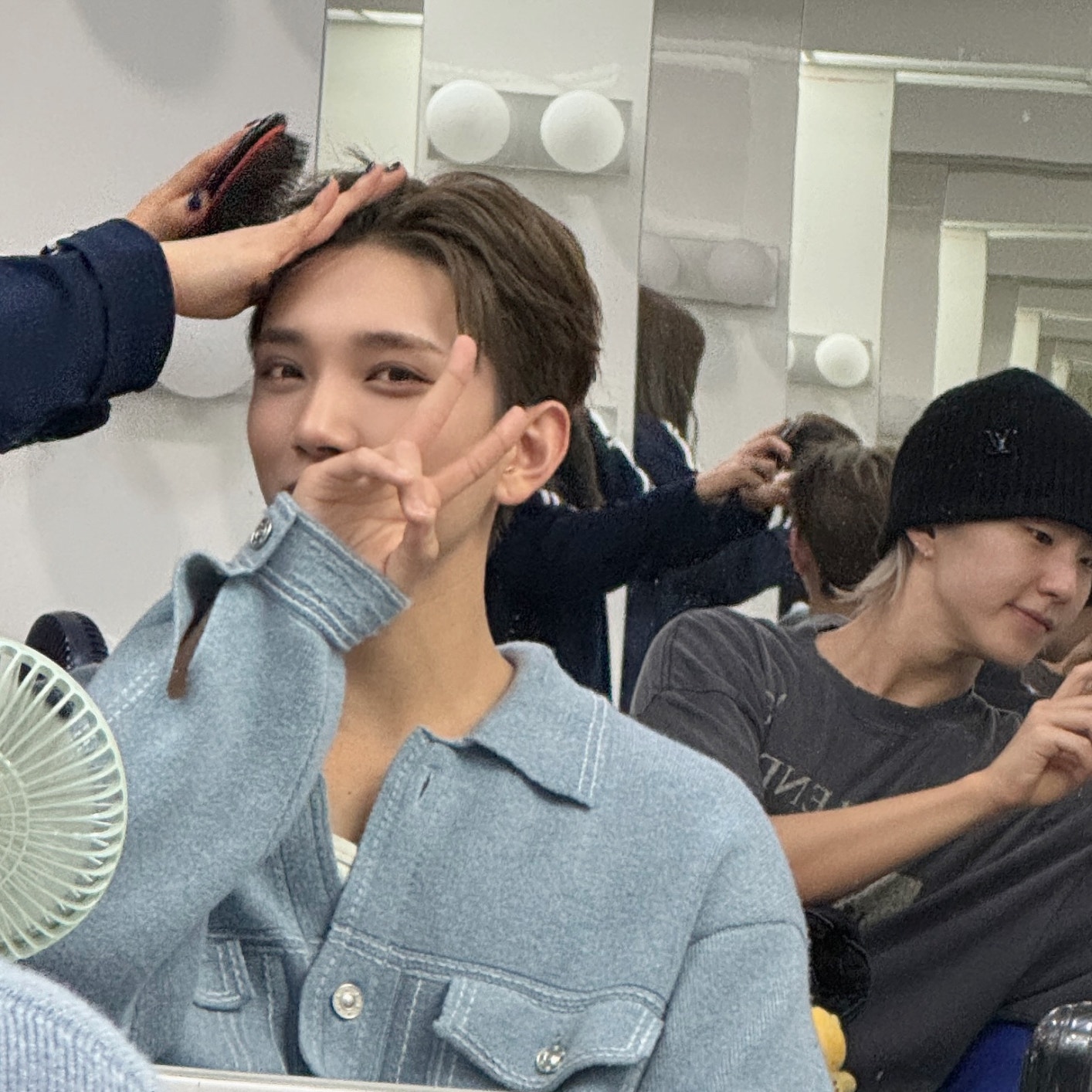 Seventeen Community Posts 오늘 슈아형이 비니를 줬다 너무 기뻤다 형 고마워♥️😆 Hoshi
