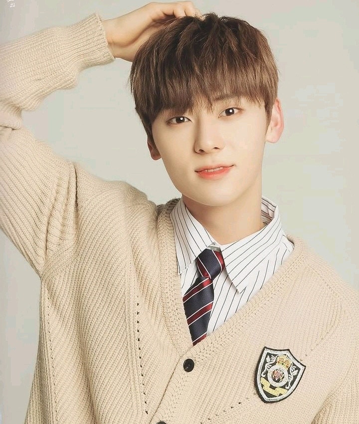 Hwang Min Hyun Community Posts 황모닝~~~~~~🧡 출근은 잘 하셨나요😊 저도 황도냥 가방에 달고 기분좋게 출근했어요👍👍👍 볼수록 넘 귀여웡😍🍑