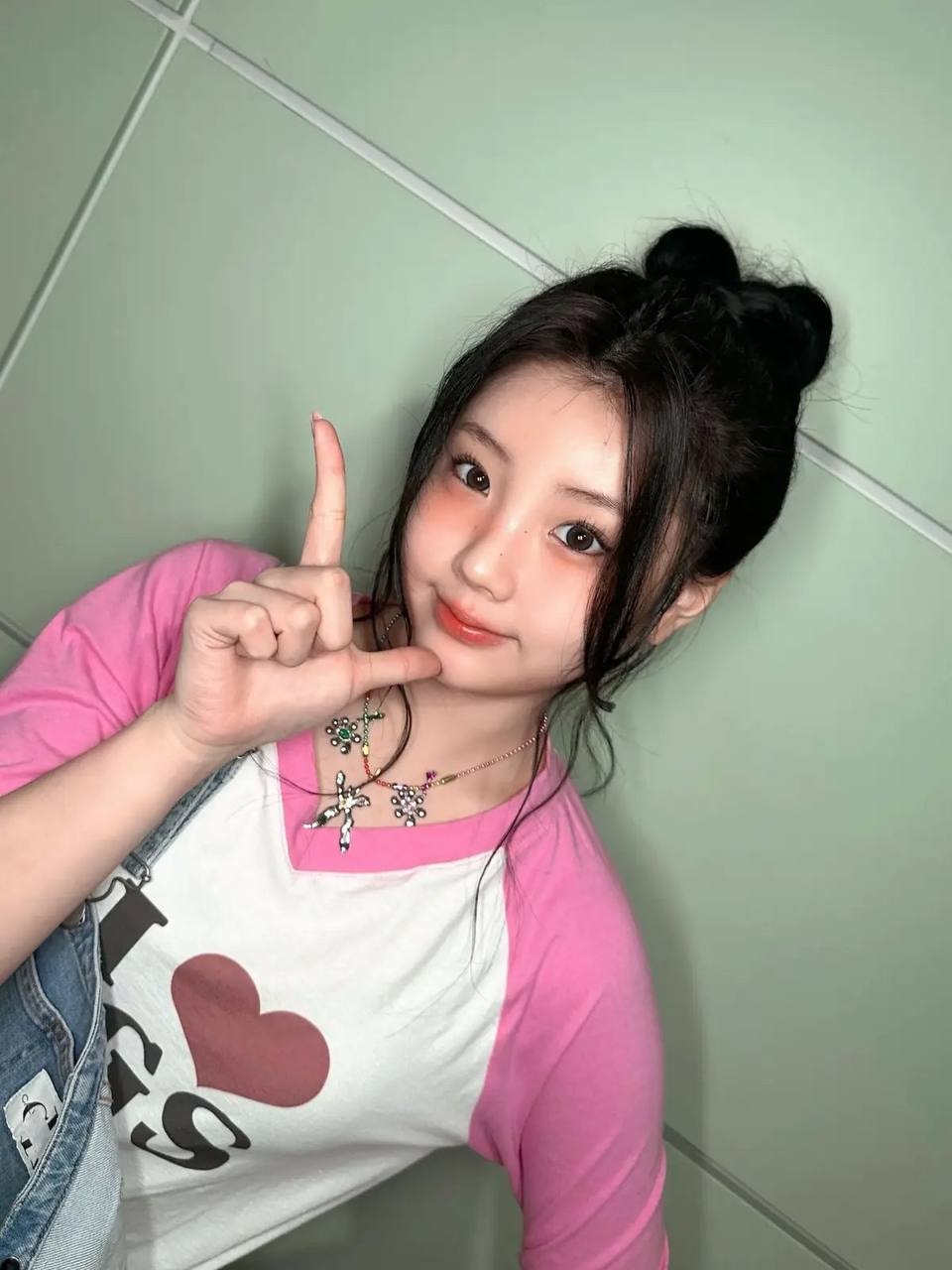 Illit Community Post Du Du Duduuu 。・ω・。 ノ♡🎀 ️ ️ ️ ️ ️