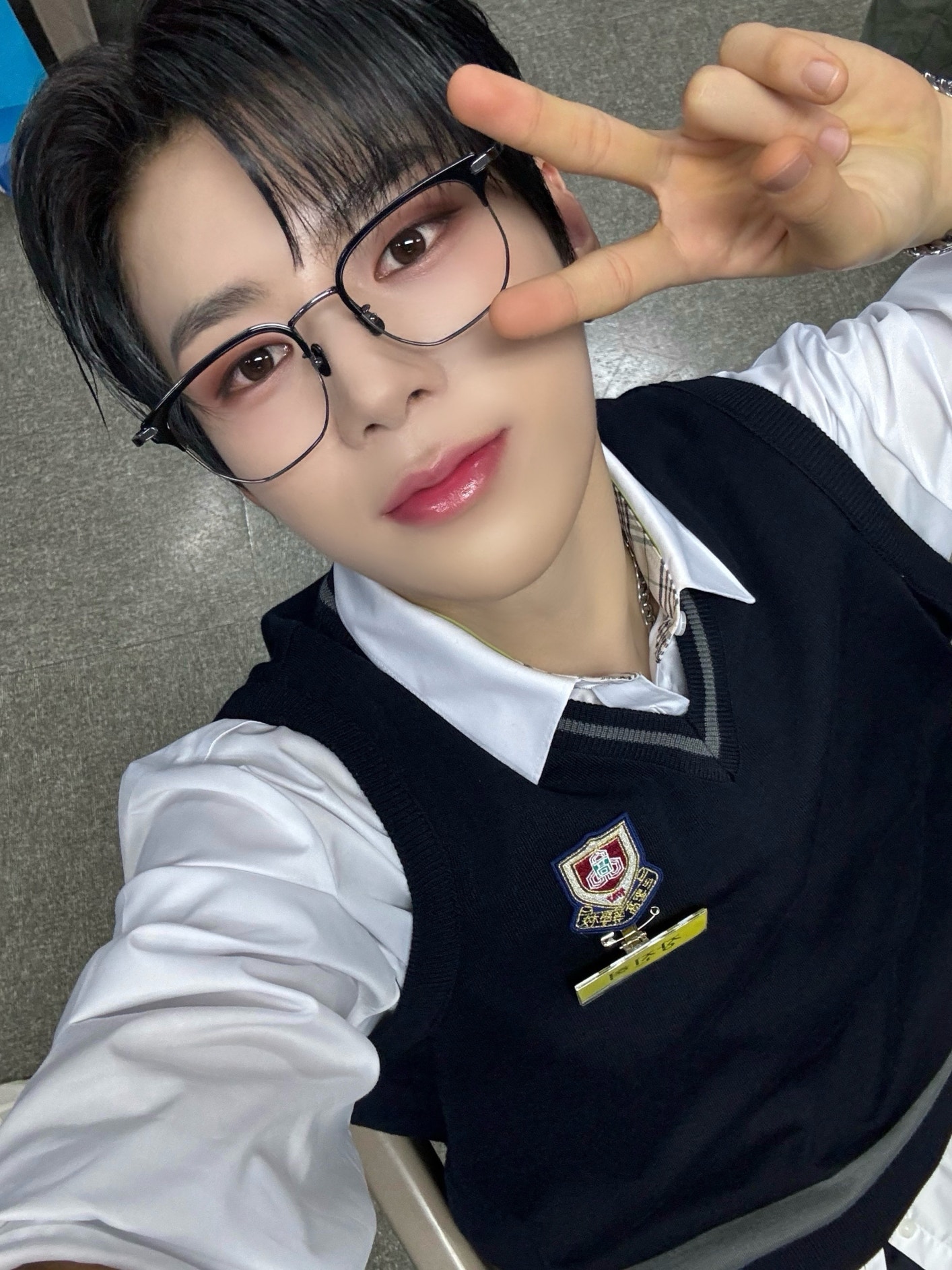 Nowadays Community Post 어느새 길 것만 같았던 한 달이 지나갔어요 여러분 🫢 첫 데뷔곡으로 활동을