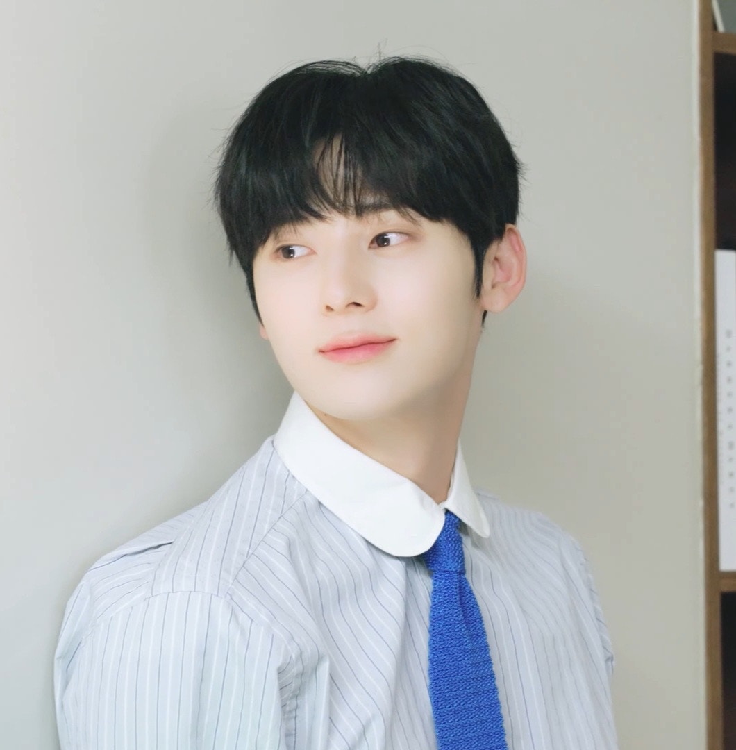 Hwang Min Hyun Community Post 즐거운 휴일을 보내고 있나요 저는 올만에 봄 겨울 옷정리도하고
