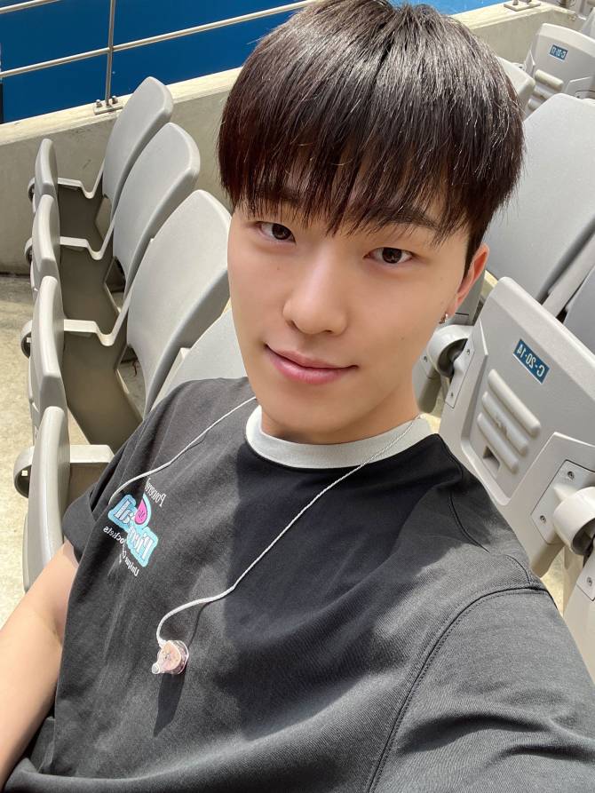 Seventeen Community Posts 오늘 정말 불태워봅시다ㅎㅎ 캐럿들 기대많이해줘요🤍 Dino