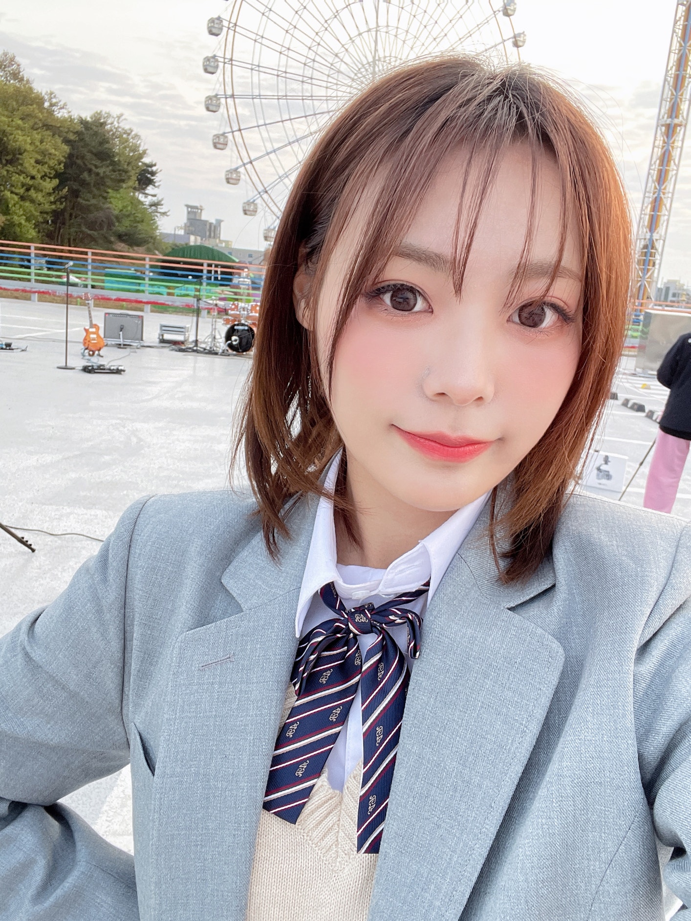 Qwer 커뮤니티 포스트 저녁 맛있게 먹는 중 대관람차 보면서 먹어용 🎡💞 시연
