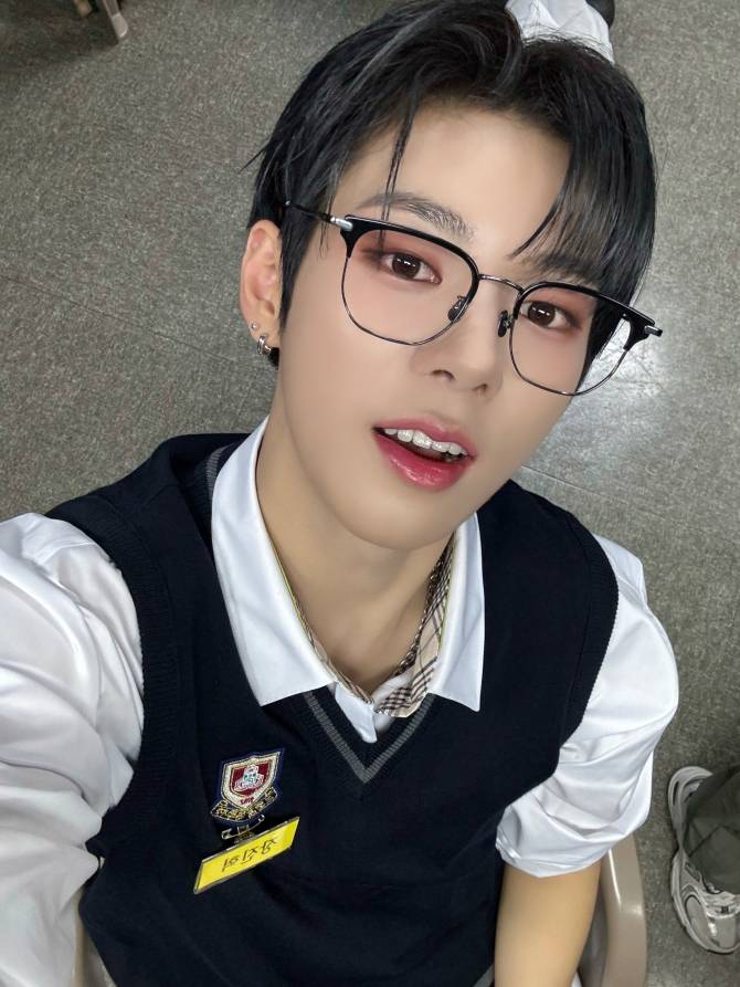 Nowadays Community Post 어느새 길 것만 같았던 한 달이 지나갔어요 여러분 🫢 첫 데뷔곡으로 활동을