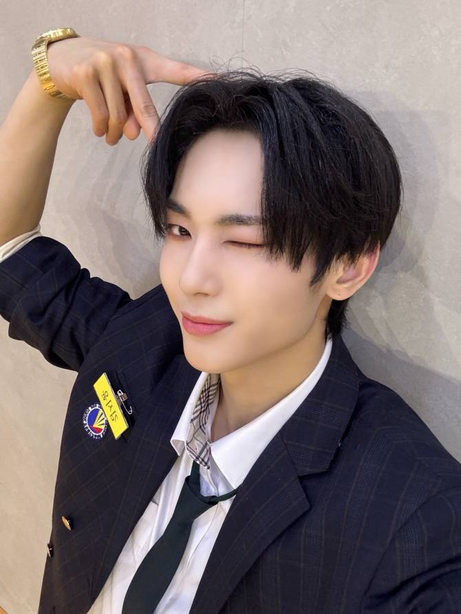 Nowadays Community Posts 여러분 안녕하세요 나우어데이즈의 💎🤚 막내 시윤입니다 ㅎㅎ 벌써 저희의