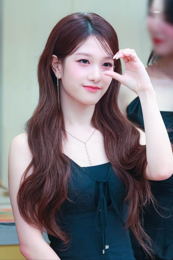 Fromis9 Community Post 더여니시🐼