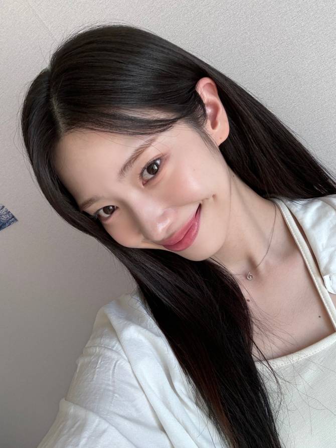 Rocket Punch Community Posts 오늘 날씨 완전 세잎클로버 ☘️ Suyun