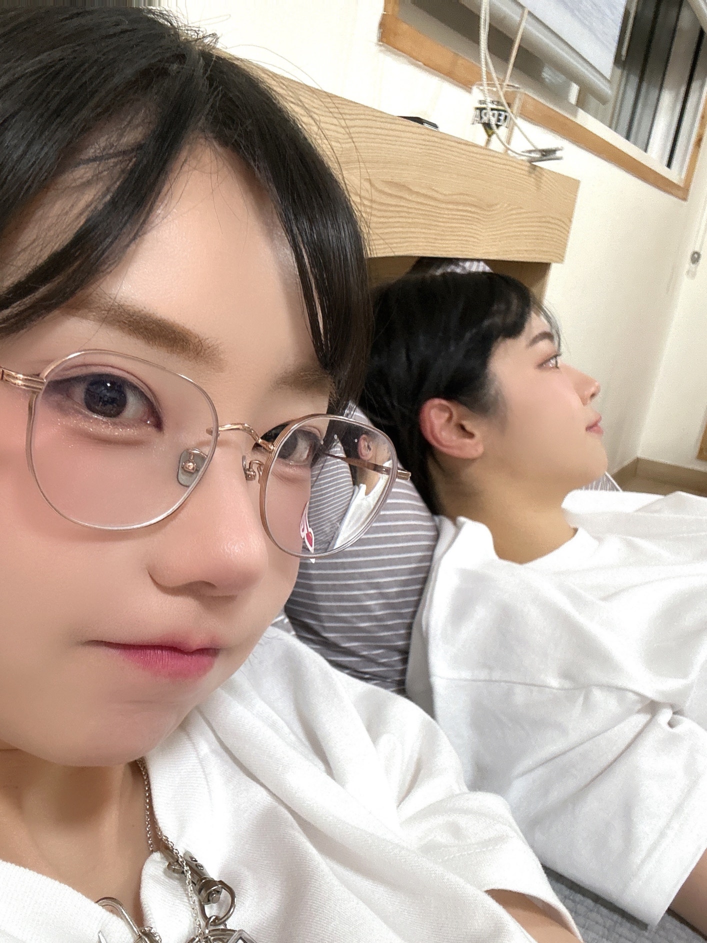 Qwer Community Post 오늘 라이븡 어땠어용 저는 차에와서 불키고 연습중 히히 Magenta