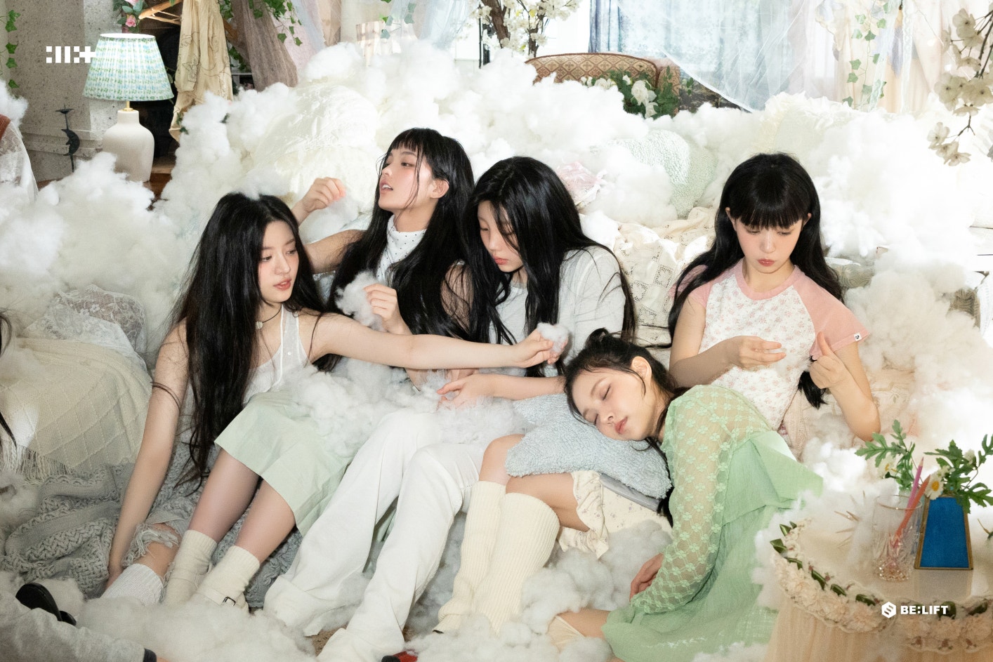 Weverse ILLIT Image - [Behind Cut] ILLIT (아일릿) DEBUT SHOW [ILLIT : I'LL (SHOW) IT]