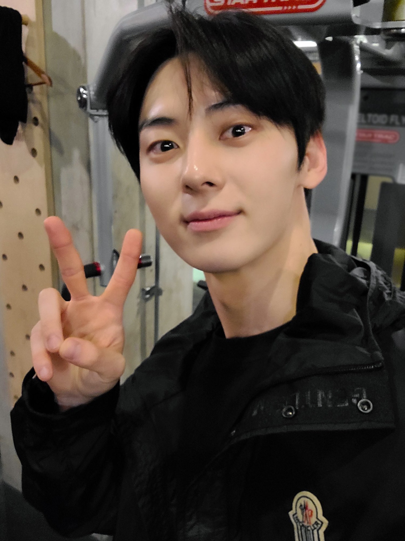 Hwang Min Hyun Community Posts 오빠🧡 오늘 위버스가 생긴지 2주년이 되는 날이래요🧡 오빠와 함께