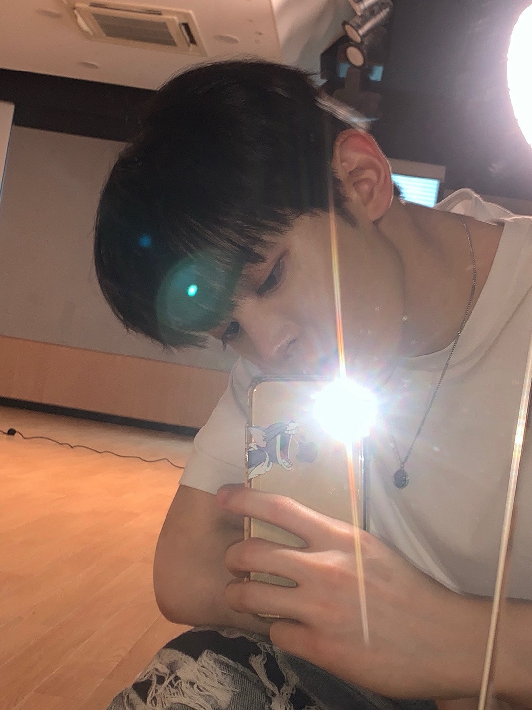 Nowadays Community Post 오늘은 플래시 터트려서 거울 샷을 한번 찍어봤어요 요즘 계속 새로운 셀카에