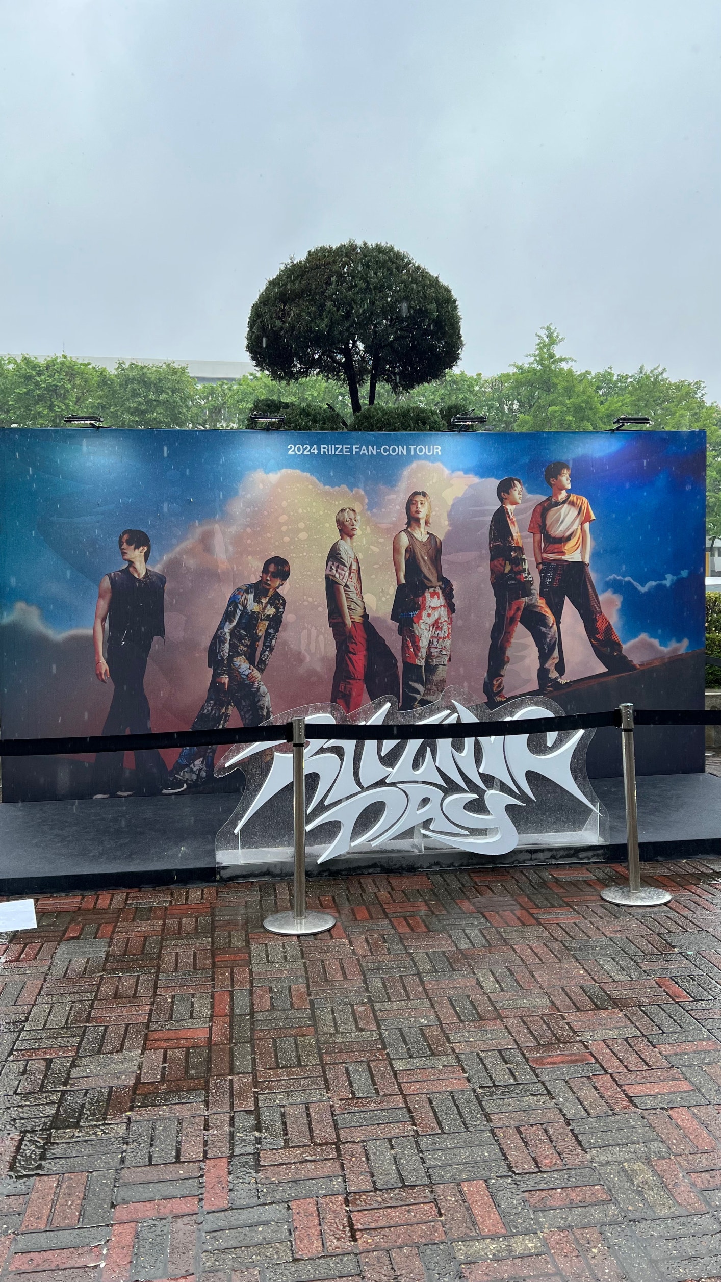 Riize Community Post 실시간 엠디 대기줄ㅠㅠㅠㅠ 신발 바지 다 버림ㅠ 비야 좀 그쳐랏 주변에