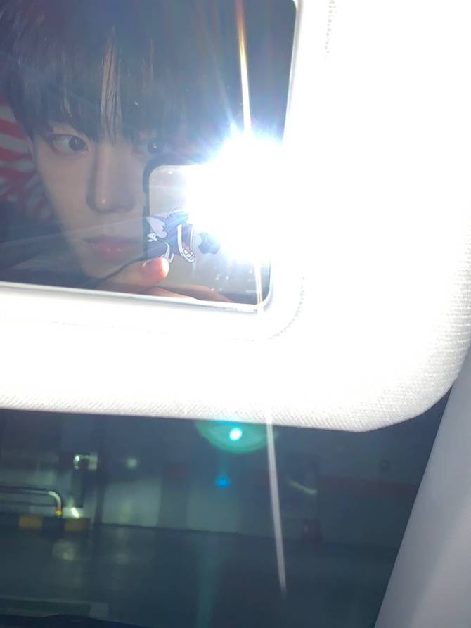 Nowadays Community Post 오늘은 플래시 터트려서 거울 샷을 한번 찍어봤어요 요즘 계속 새로운 셀카에