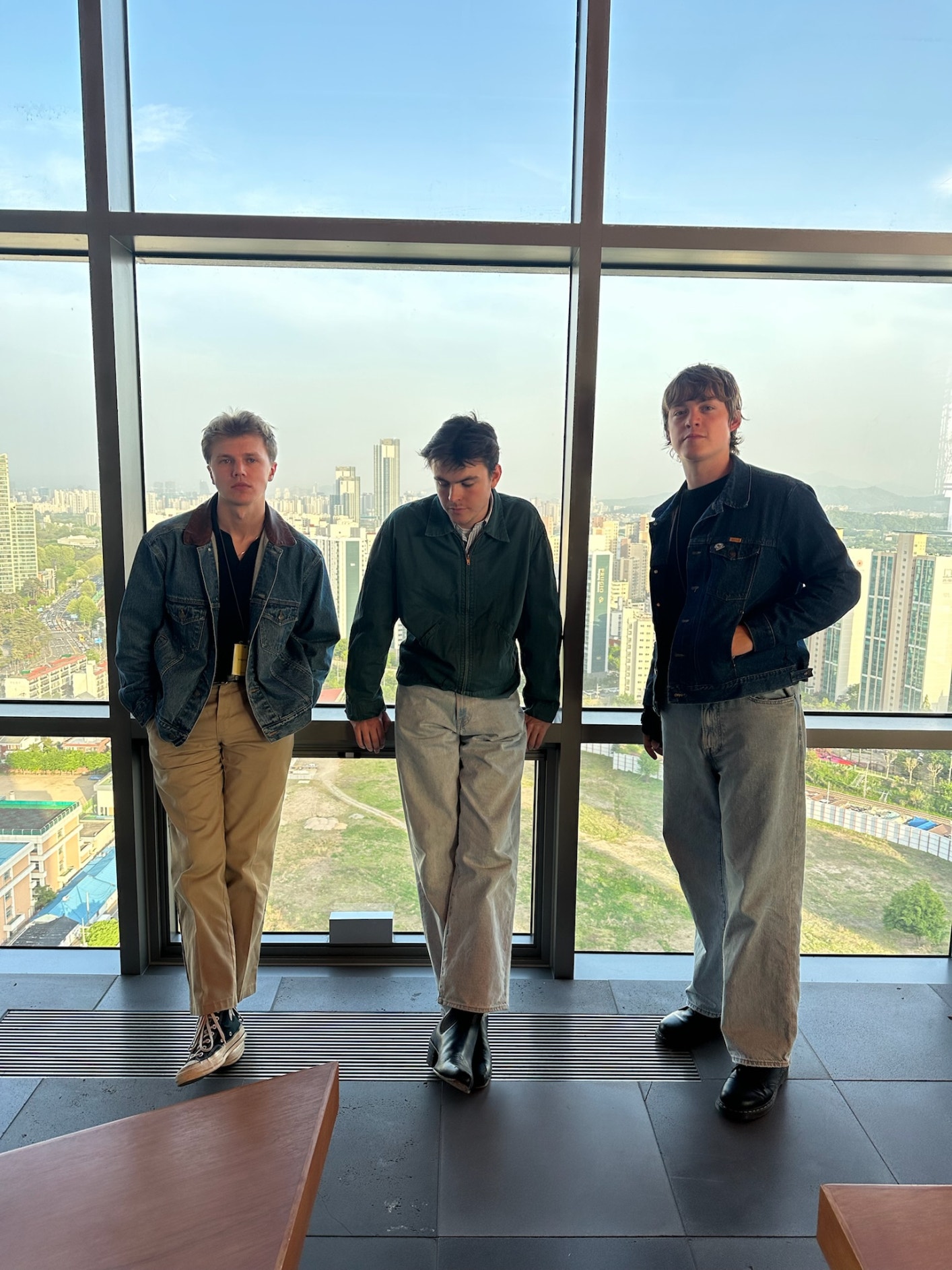 "I'm looking for an artist on Weverse, boy band, trio, UK. Weverse, boy ...