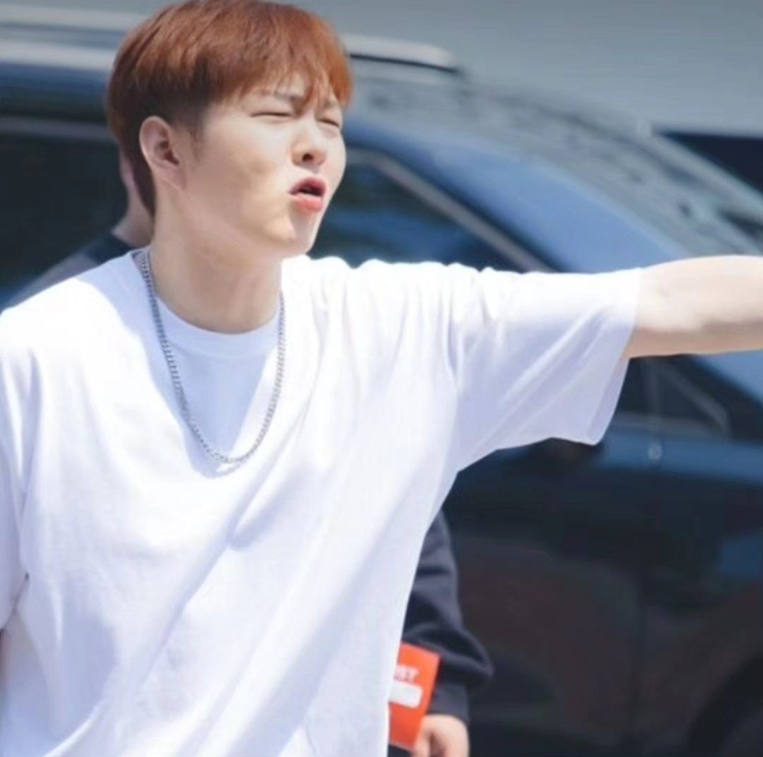 BTOB Community Post - 투정~~뒷모습~~💙