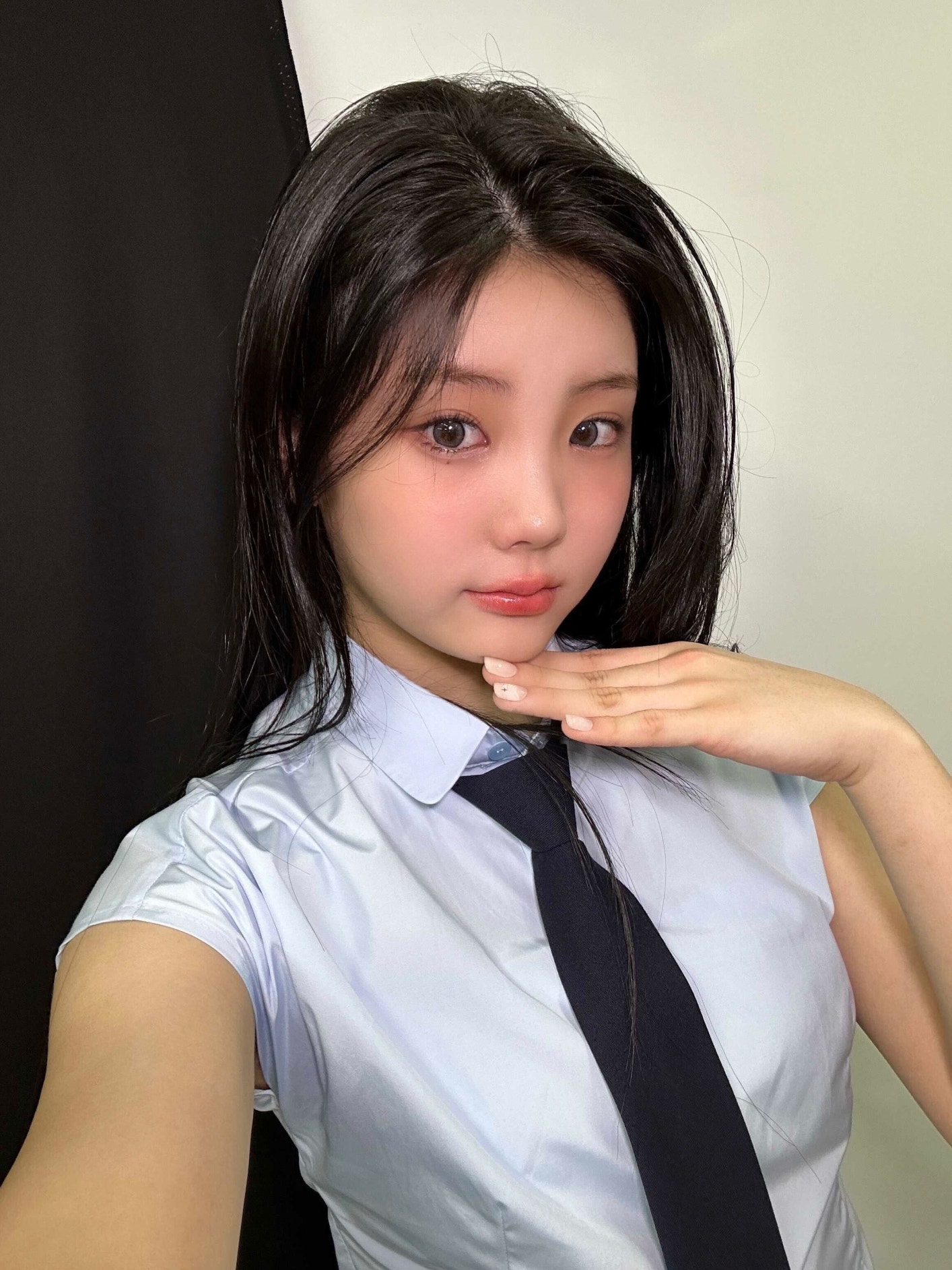 ILLIT Community Posts - 왓 이즈 러브..?..💓 - WONHEE